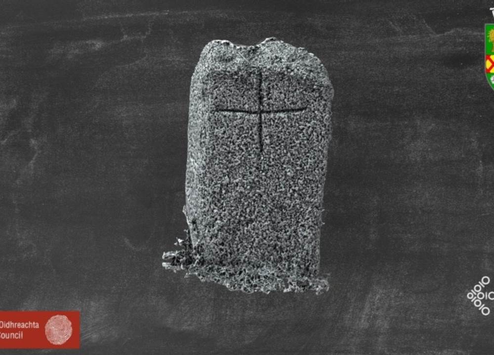 Cross-inscribed stone - Free 3d model on creazilla.com