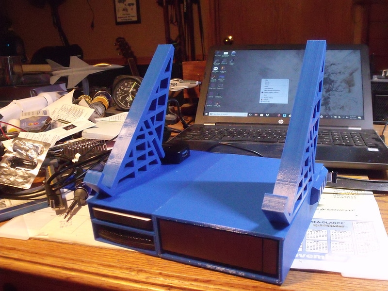 Laptop stand and organizer - Free 3d model on creazilla.com